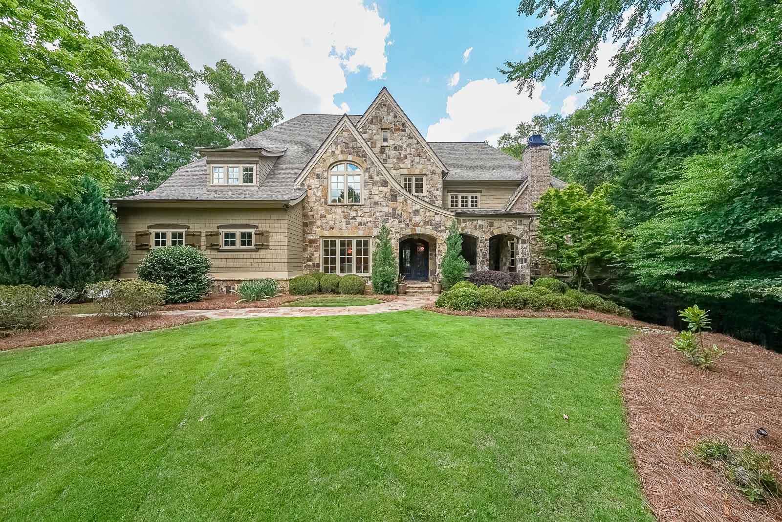 Glide Tour of 1023 Little Darby Lane, Suwanee, Georgia 30024