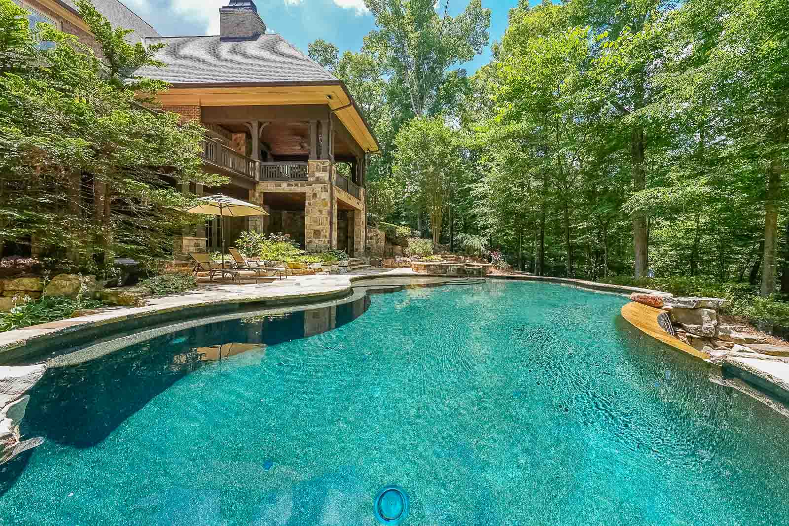 Glide Tour of 1023 Little Darby Lane, Suwanee, Georgia 30024