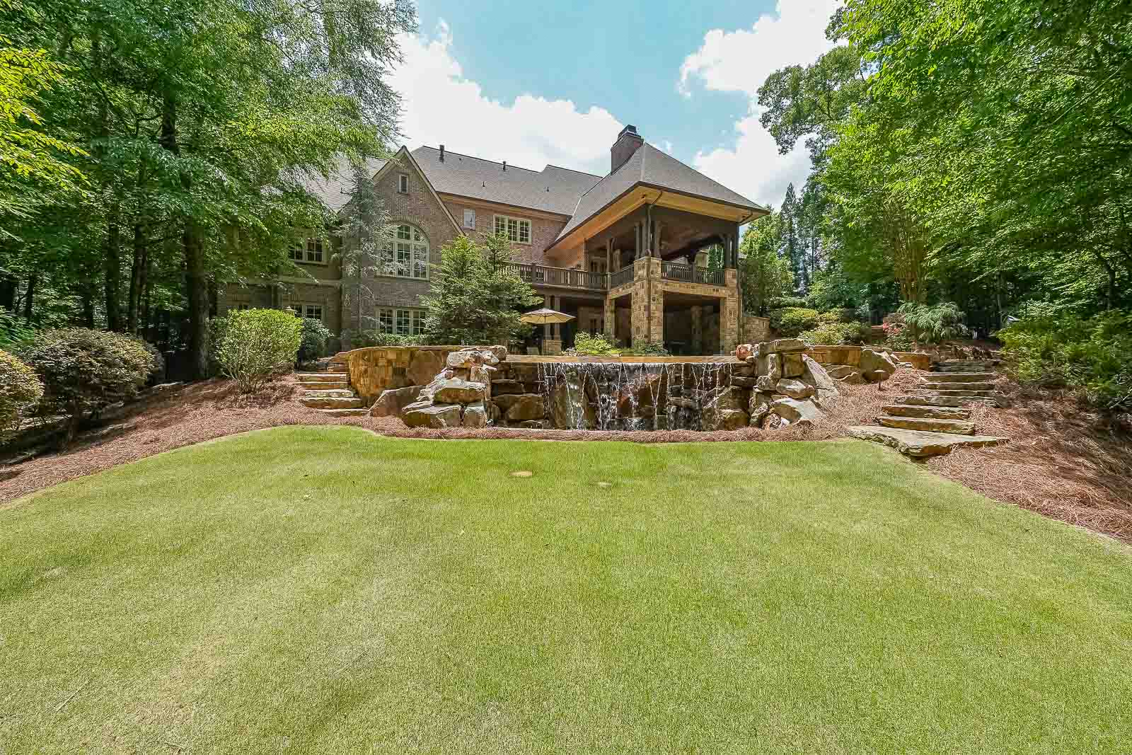 Glide Tour of 1023 Little Darby Lane, Suwanee, Georgia 30024